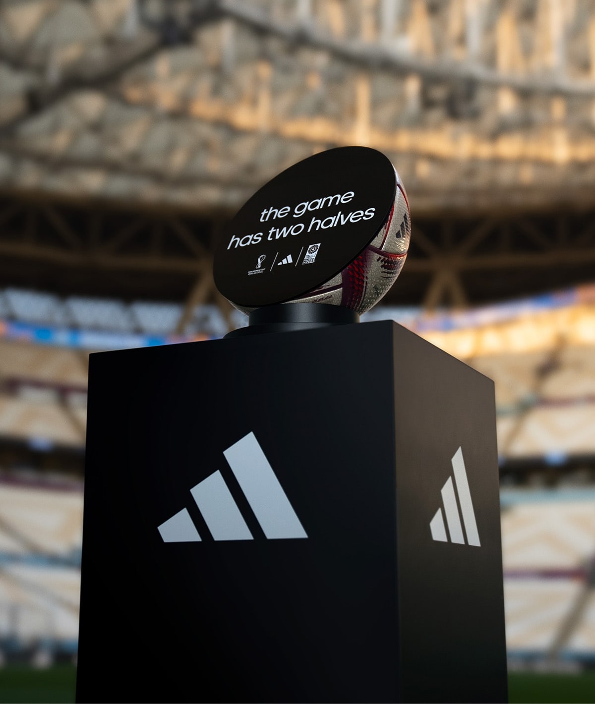 Halber Ball symbolisiert das volle Engagement von adidas für den ...